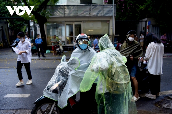 Thi tốt nghiệp THPT: Con thi, phụ huynh hồi hộp cả đêm mất ngủ